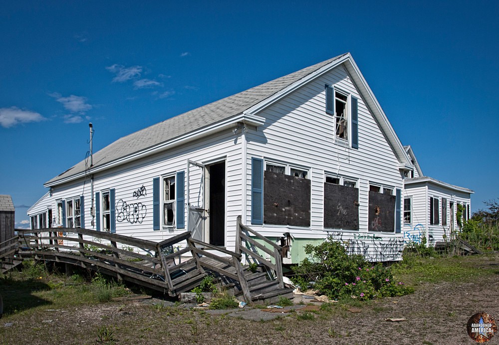 Long Beach, CT | Peeling Deck
