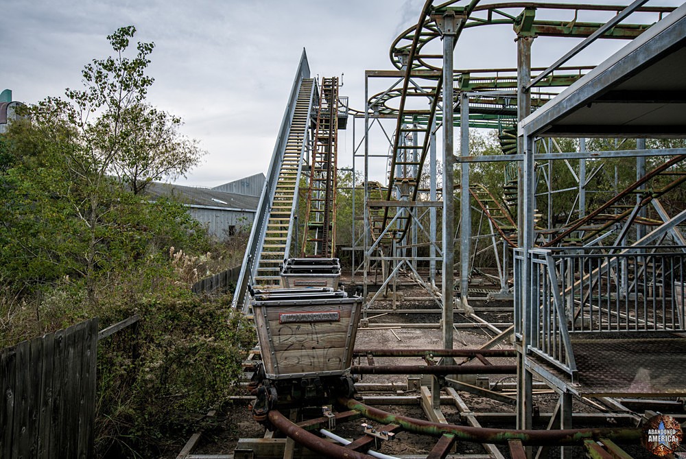 Abandoned Six Flags (New Orleans, LA) | Muskrat Scrambler Ride