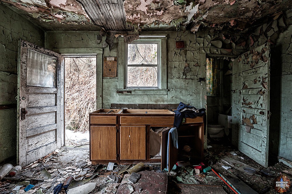 Abandoned Lincoln Way (Clairton, PA) | Peeling Kitchen