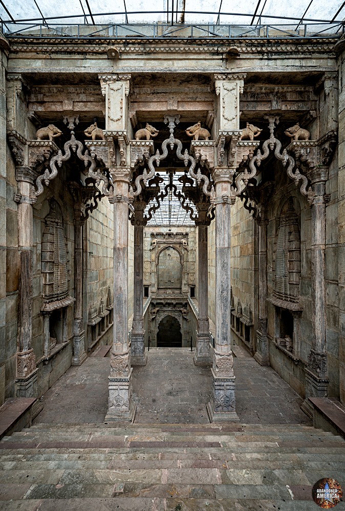 Abandoned Raniji Ki Baori Stepwell, Bundi India | Columns