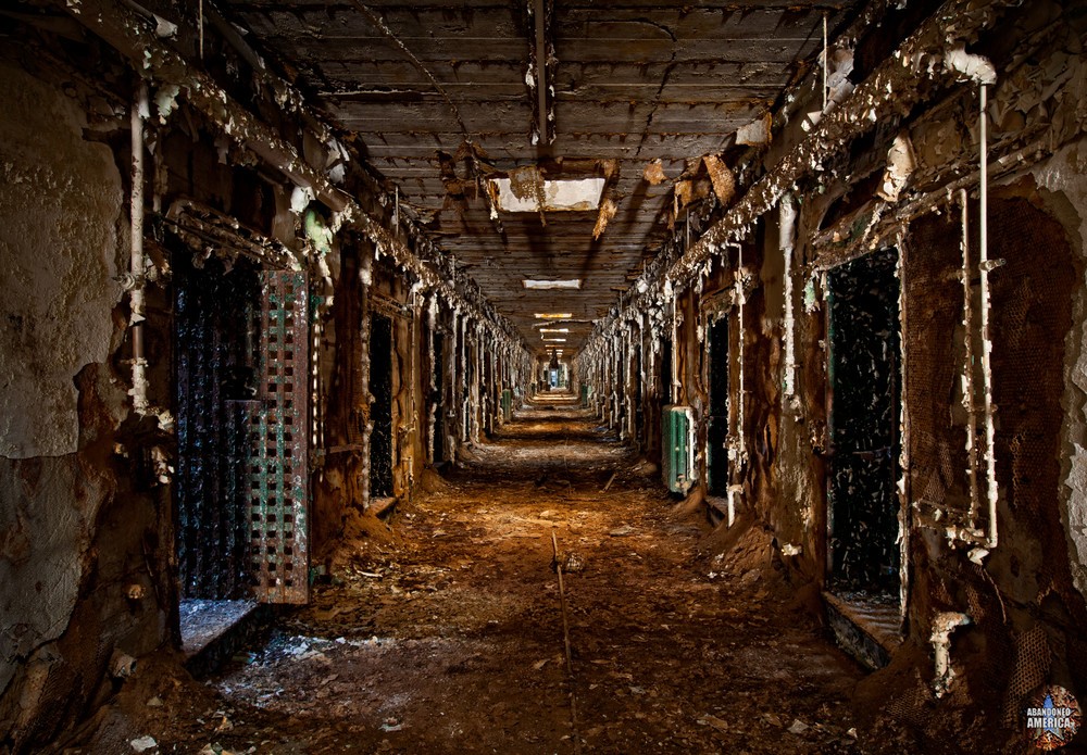 Decrepit cell block, Holmesburg Prison, Philadelphia PA | Abandoned ...